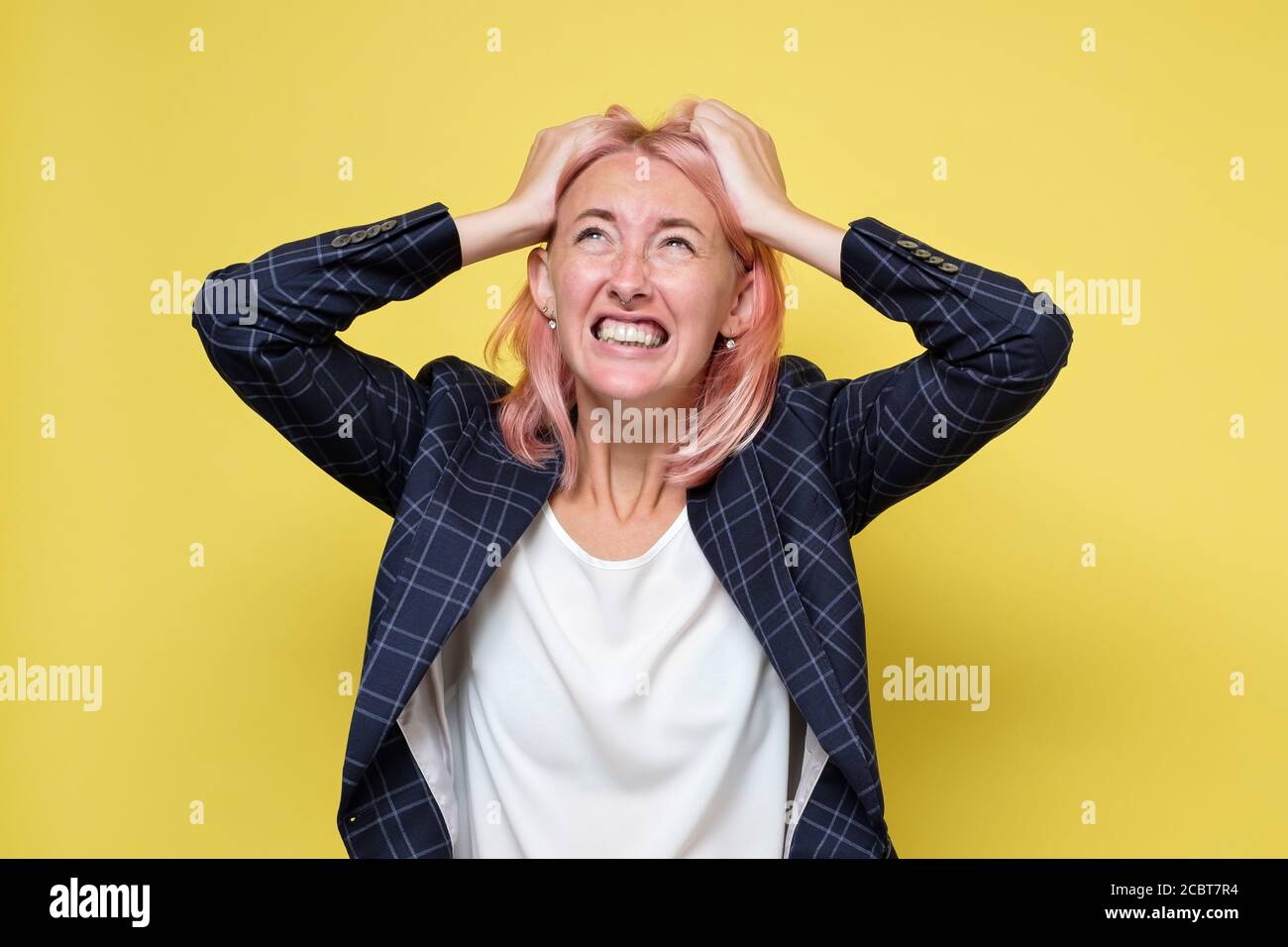 Upset and angry woman screaming holding hands on head Stock Photo - Alamy