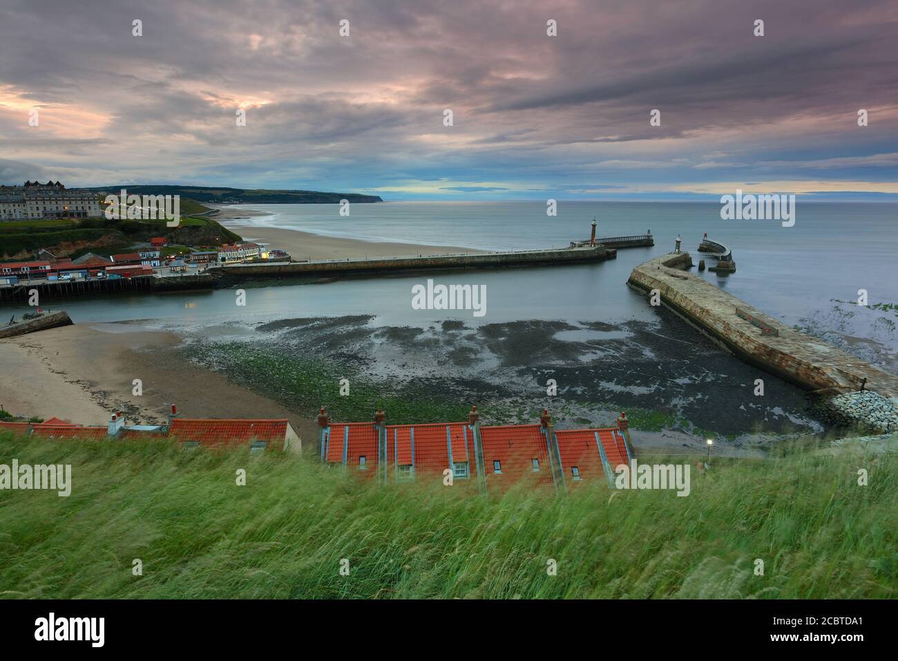 Whitby cottages hi-res stock photography and images - Alamy