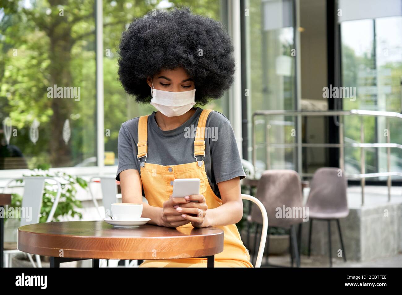 African american female smartphone hi-res stock photography and images ...