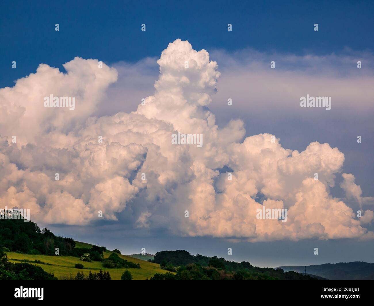 Cumulus cloud forms hi-res stock photography and images - Alamy