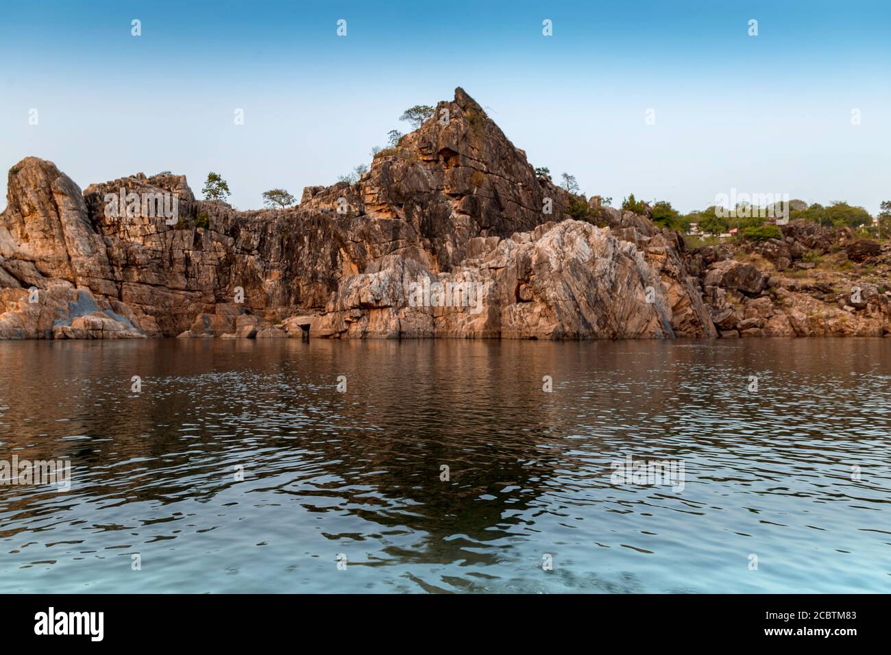 Mountains and river narmada river hi-res stock photography and images ...