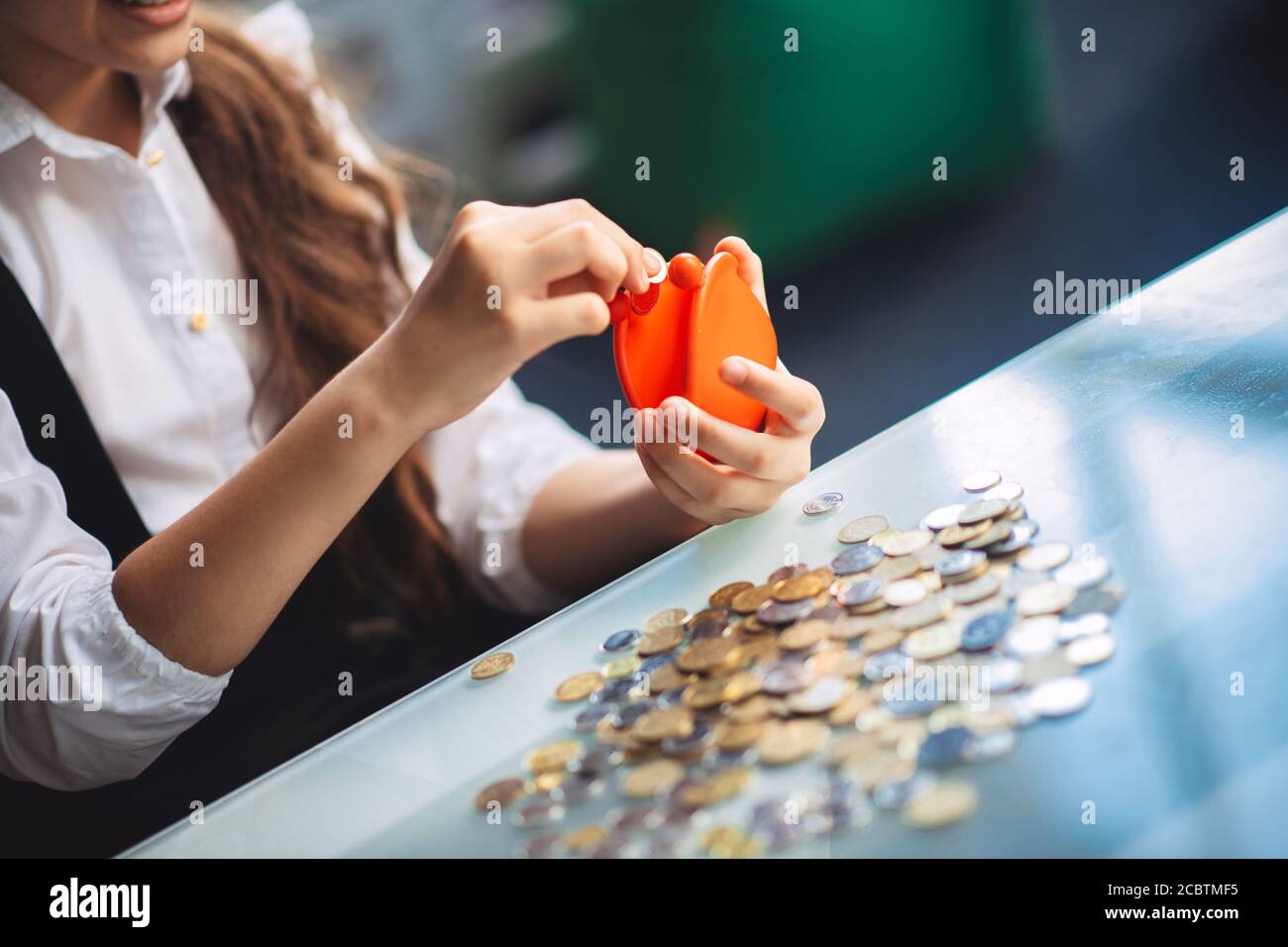 Close up picture of a girl counting her money Stock Photo - Alamy
