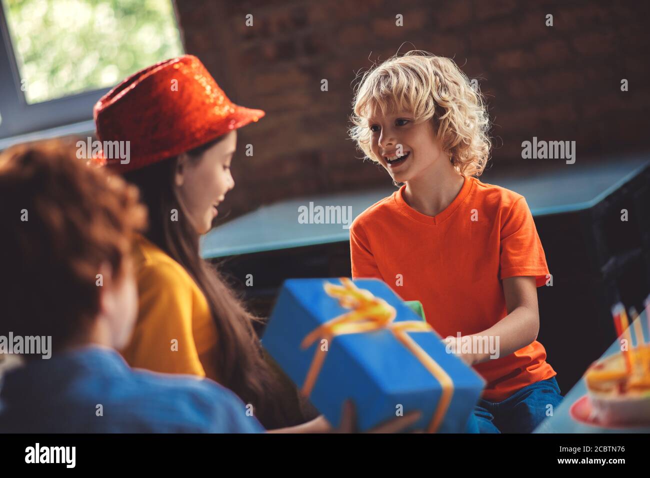 Children receiving gifts hi-res stock photography and images - Alamy