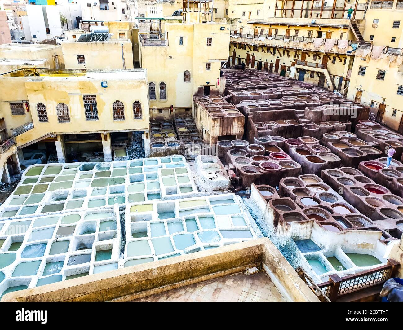 Fez tannery dye vats hi-res stock photography and images - Alamy