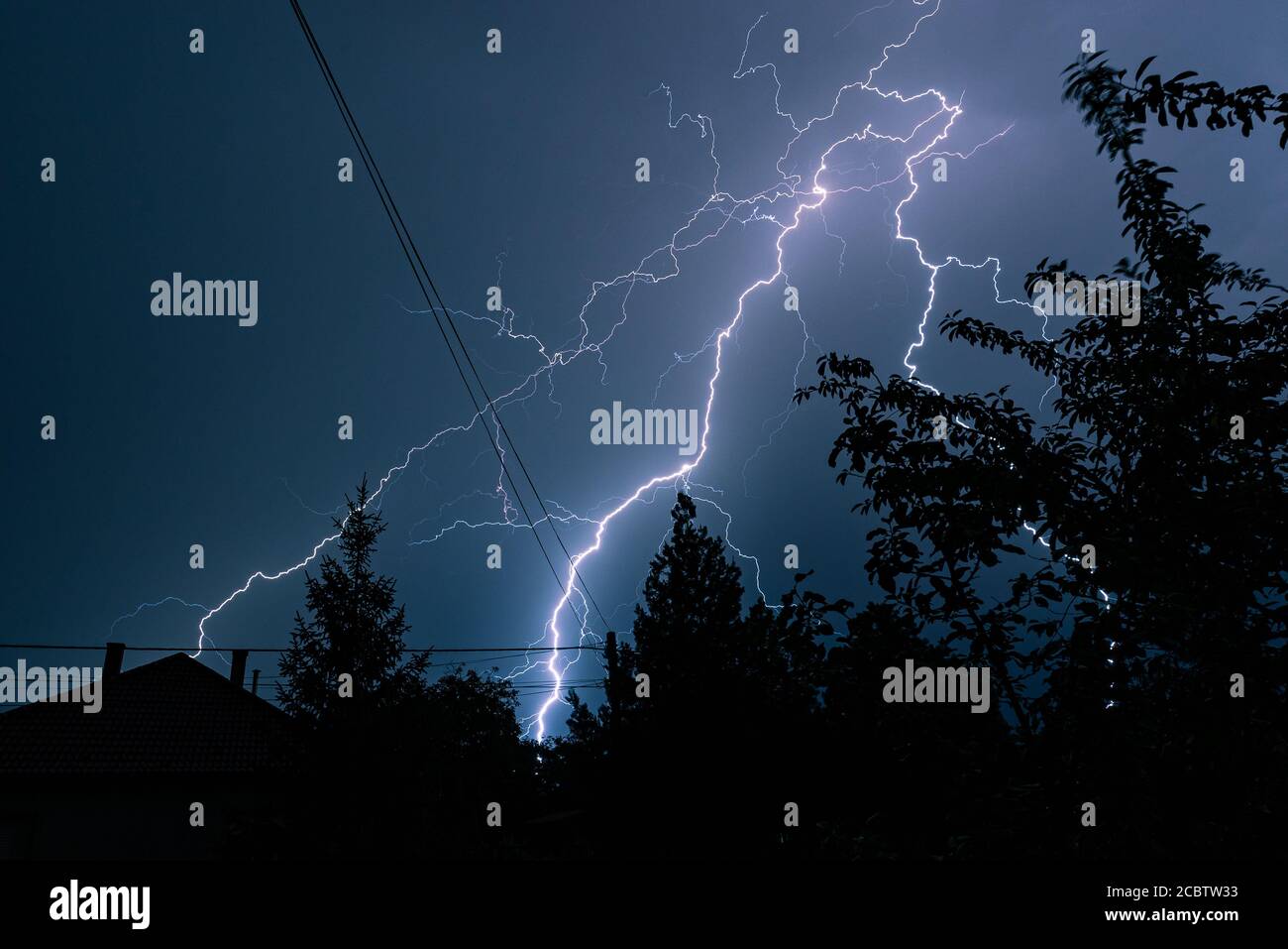 Lightning strike tree hi-res stock photography and images - Alamy