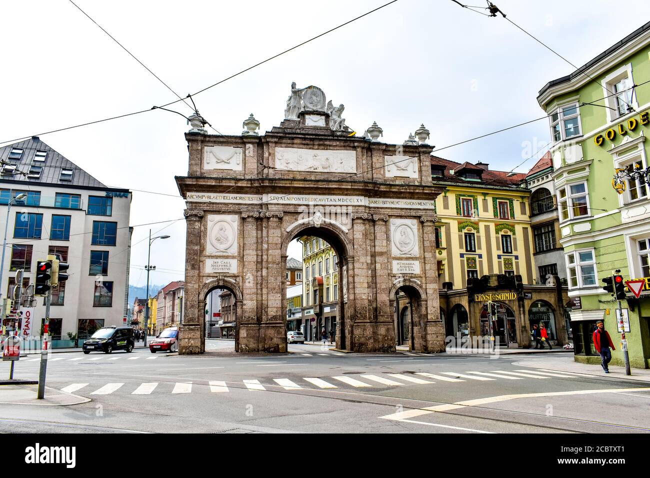 Huge triumphal arch hi-res stock photography and images - Alamy