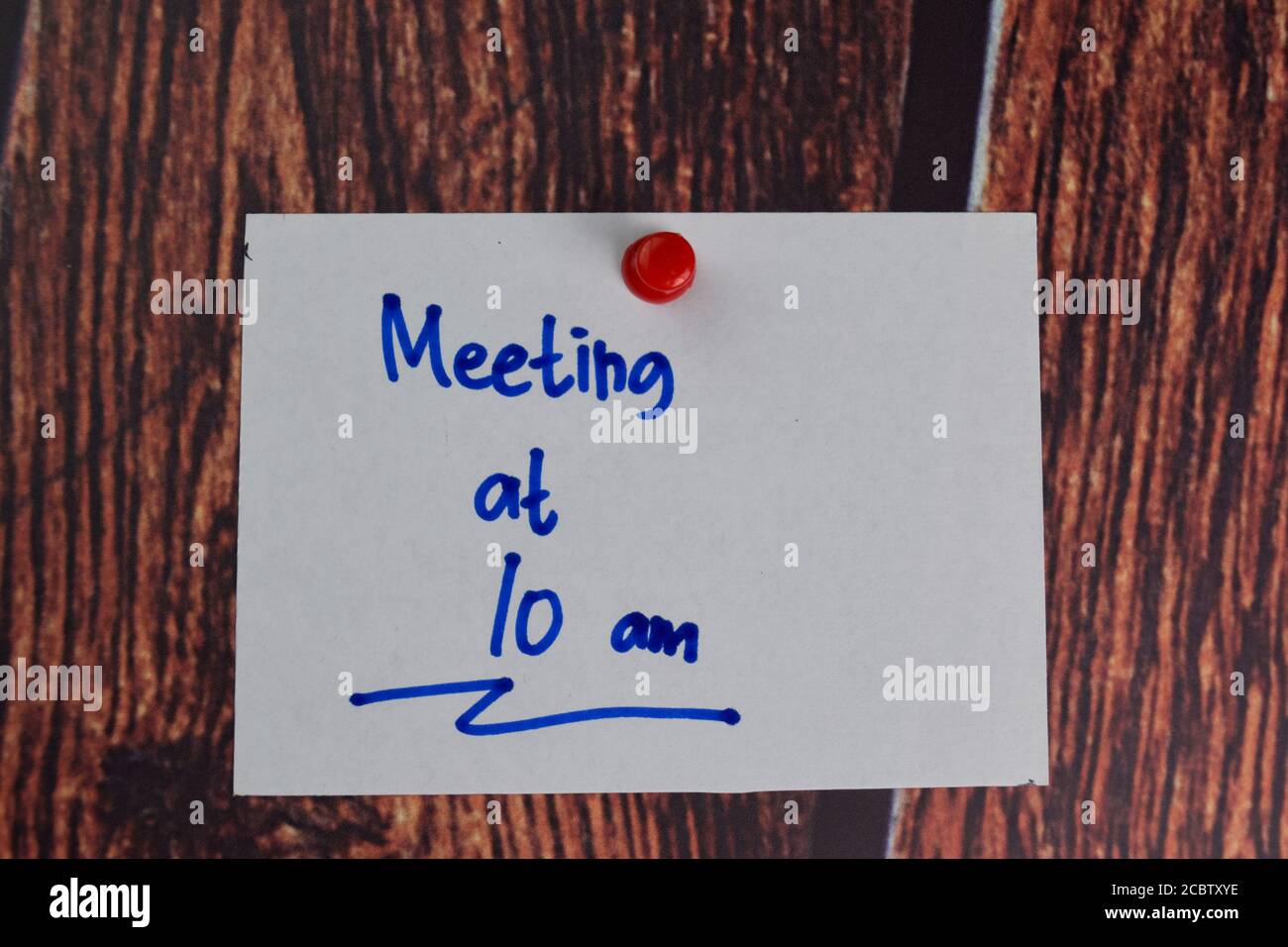 Meeting at 10 am text on sticky notes with office desk Stock Photo - Alamy