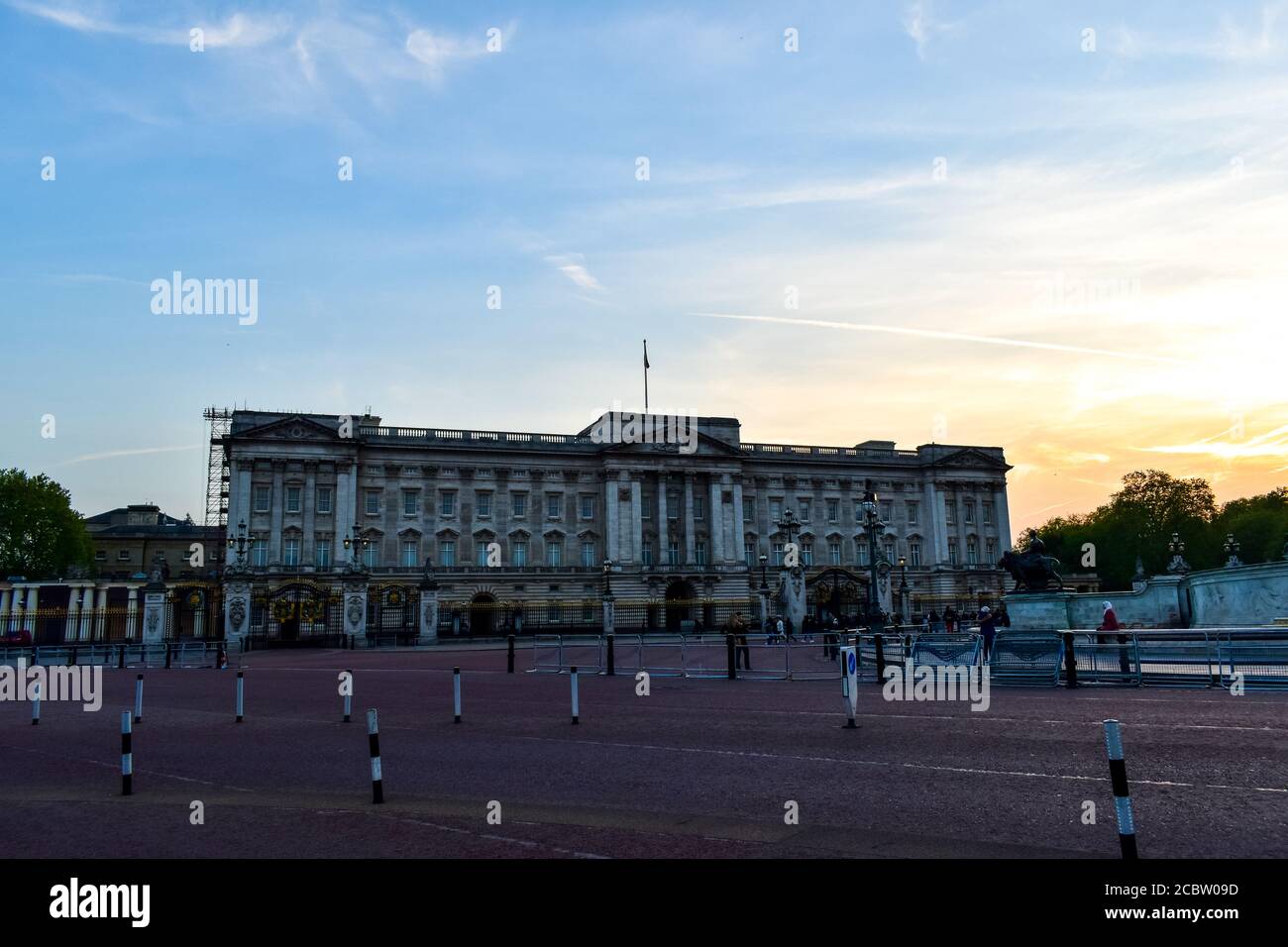 Buckingham palace at sunset hi-res stock photography and images - Alamy