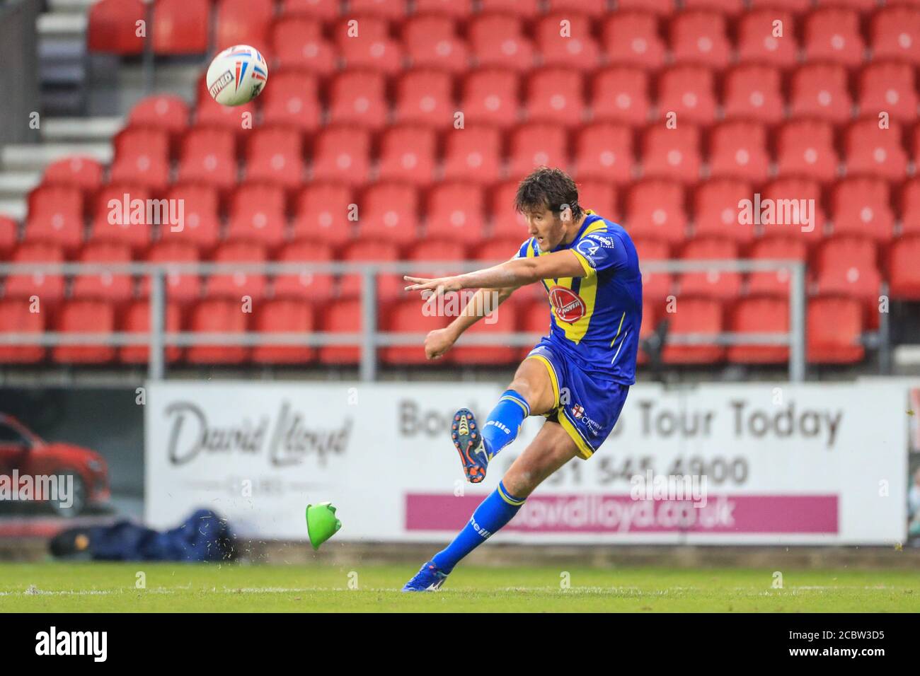 Stefan Ratchford (1) of Warrington Wolves kick a goal Stock Photo - Alamy