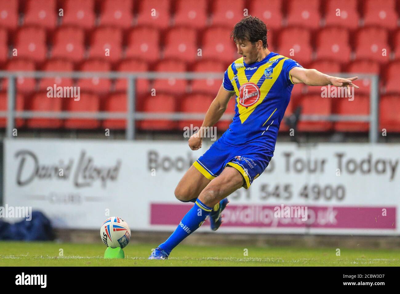 Stefan Ratchford (1) of Warrington Wolves kick a goal Stock Photo - Alamy