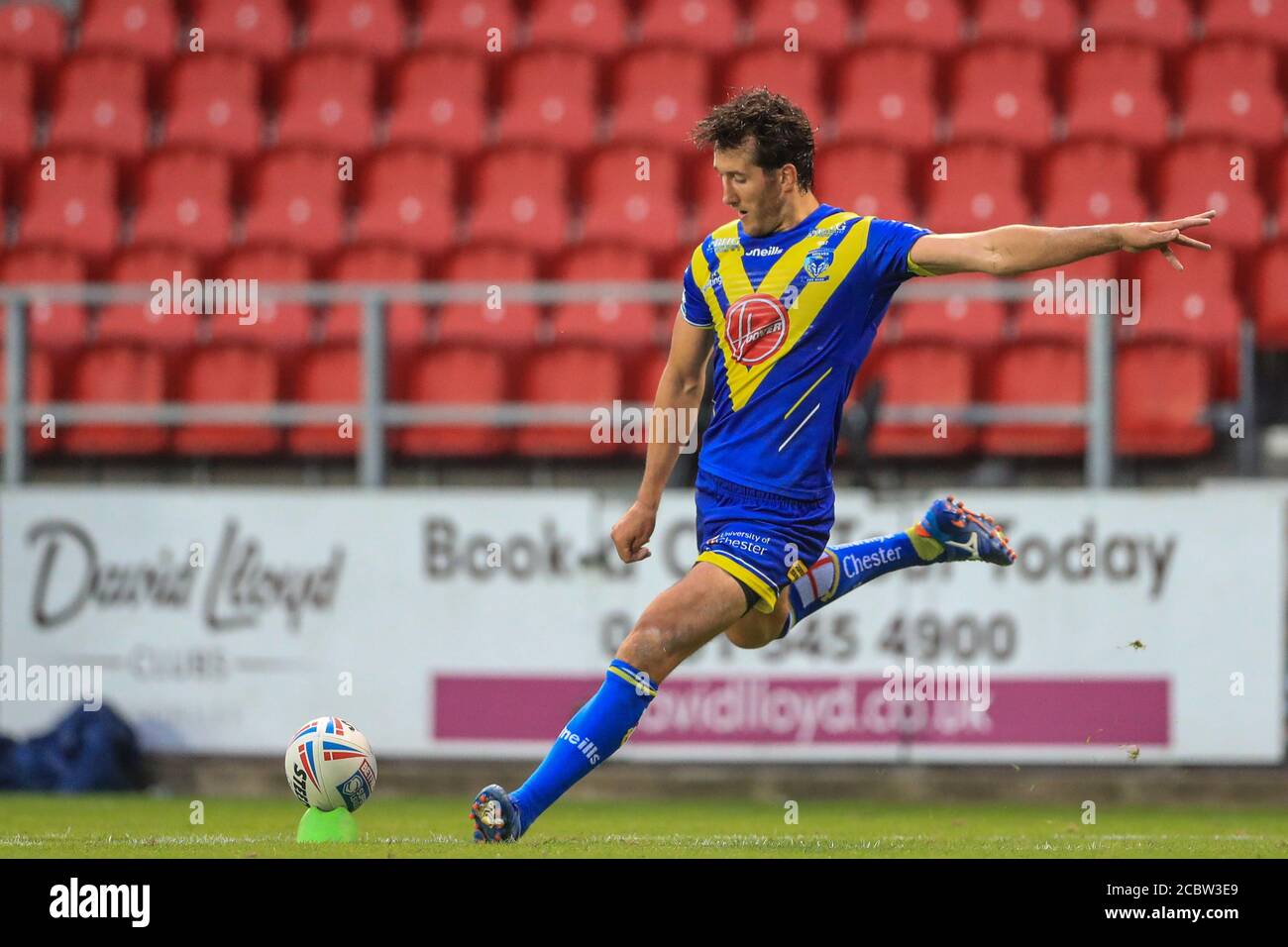 Kick a goal hi-res stock photography and images - Alamy