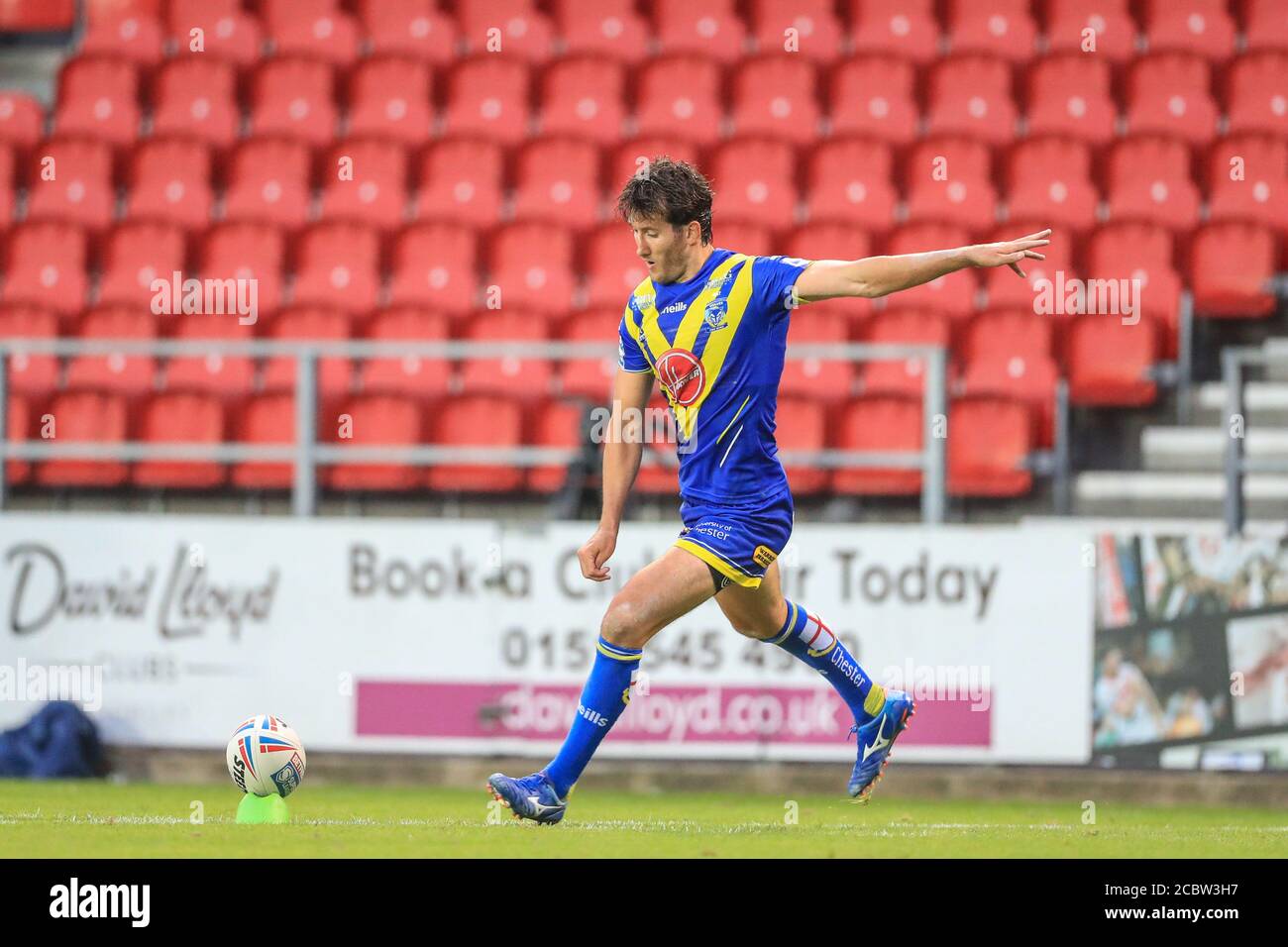 Stefan Ratchford (1) of Warrington Wolves kick a goal Stock Photo - Alamy