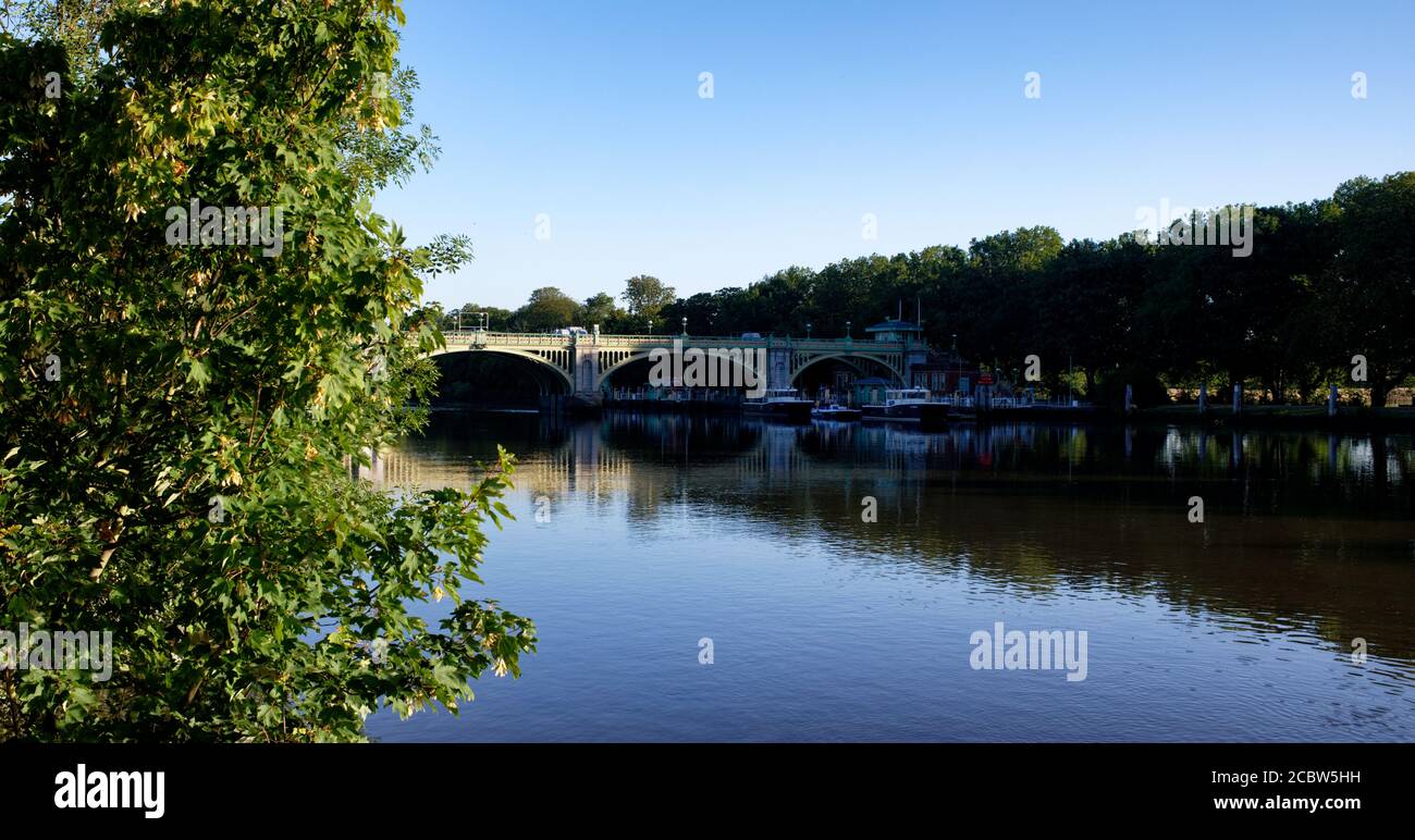 Richmond Lock, a functioning Victorian lock and barrier on the River ...