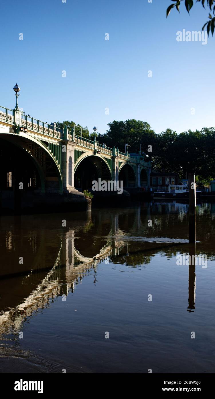 Richmond Lock and reflection, a functioning Victorian lock and barrier ...