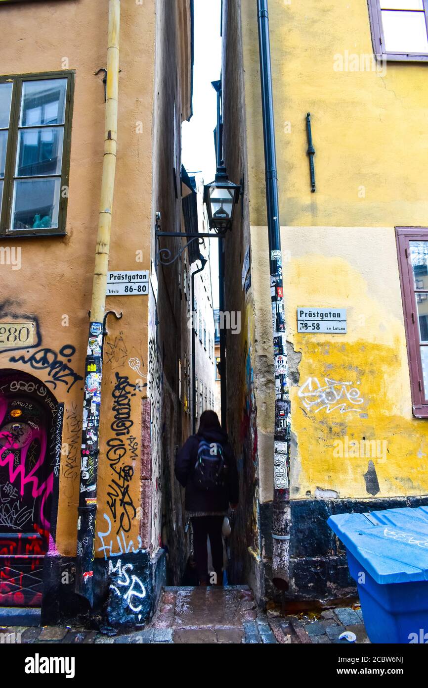 A narrow alley in Gamla Stan Stock Photo - Alamy