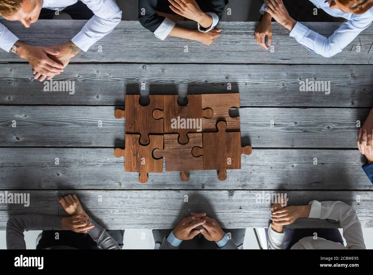 People assembling puzzle pieces hi-res stock photography and images - Alamy