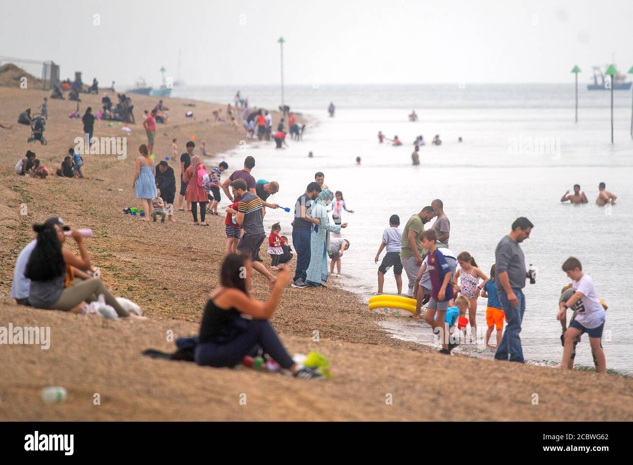 Visitors to the beach enjoy the hot weather in southend hi-res stock ...