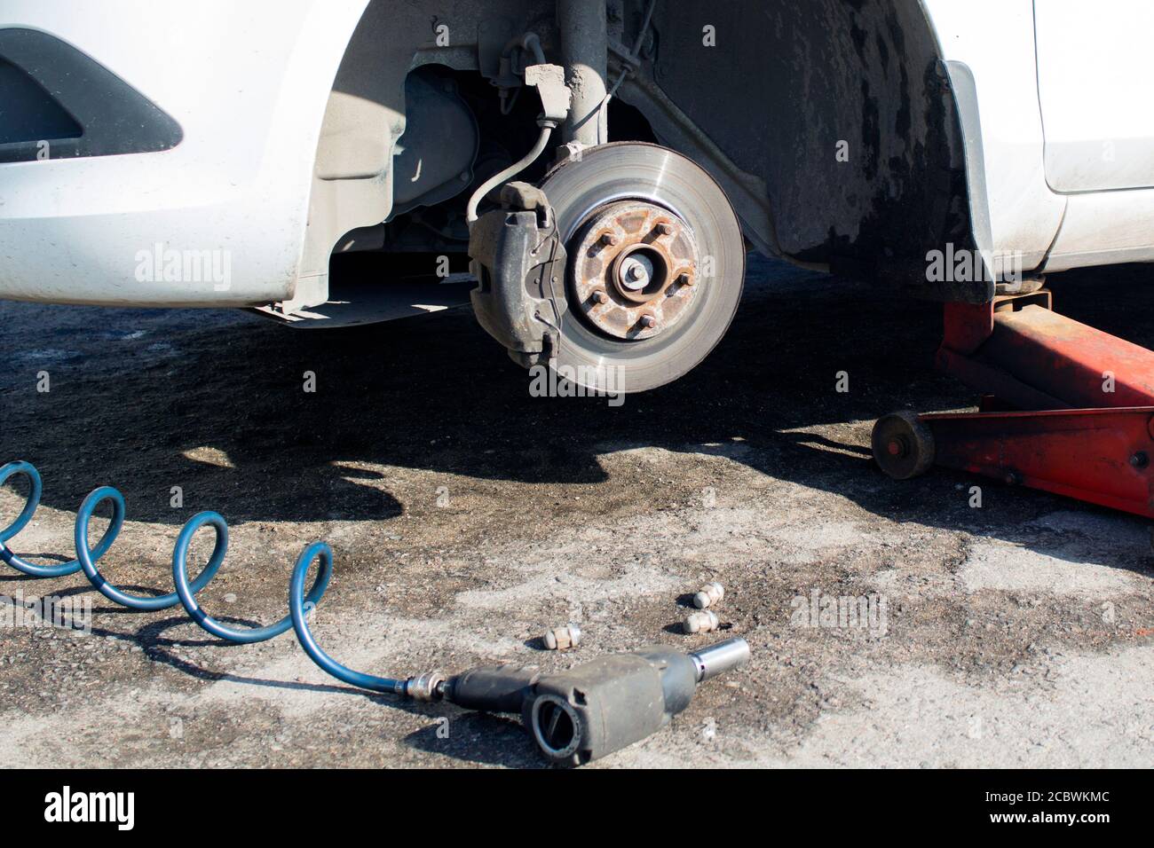 Car without tire hi-res stock photography and images - Alamy