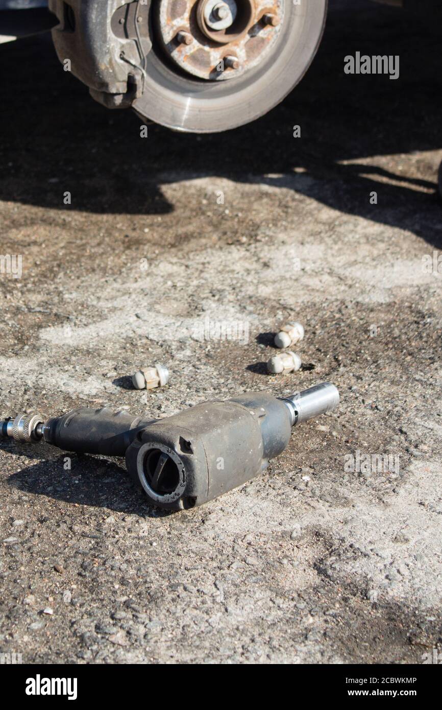 Car without tire hi-res stock photography and images - Alamy