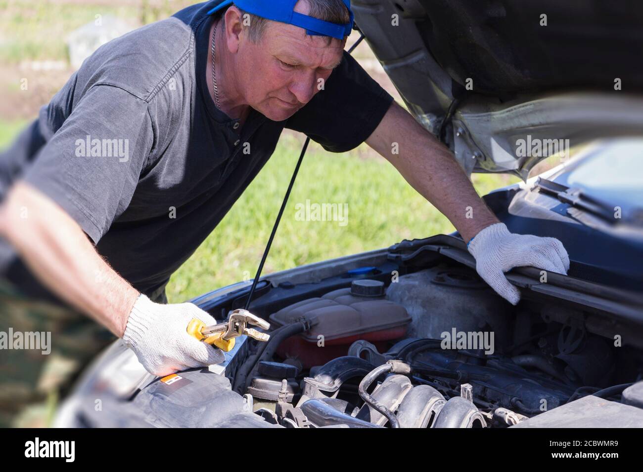 Car Mechanic Looks High Resolution Stock Photography and Images - Alamy