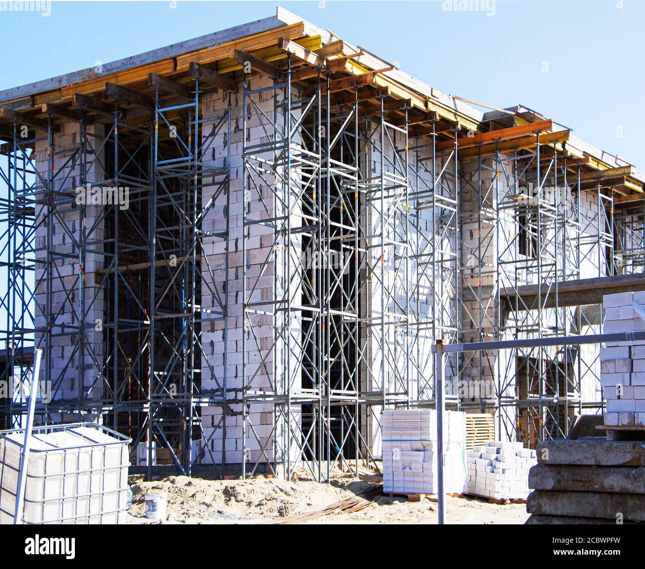 Scaffolding around house hi-res stock photography and images - Alamy