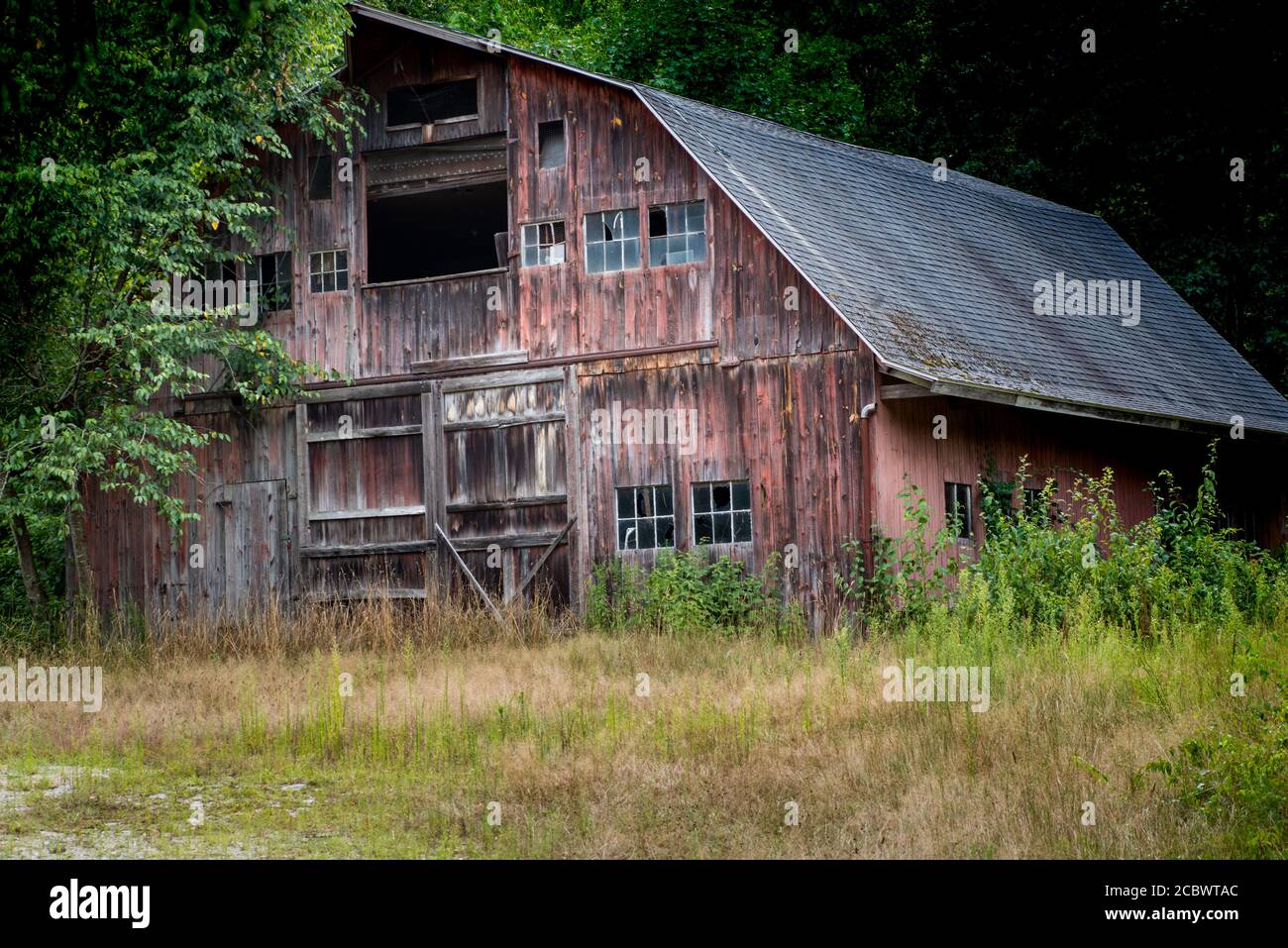 Old open barn hi-res stock photography and images - Alamy
