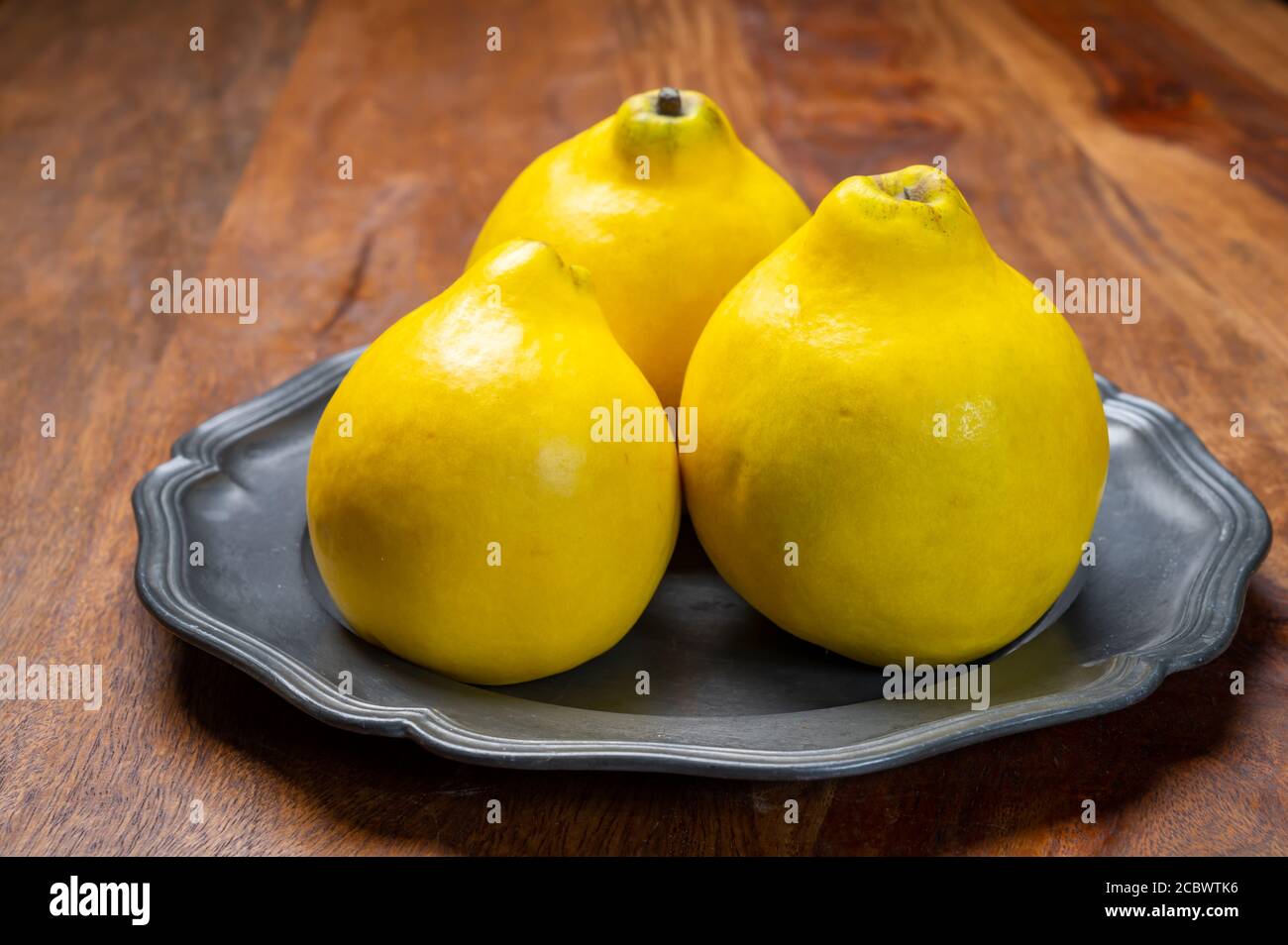Group of ripe yellow quince apples close up Stock Photo - Alamy