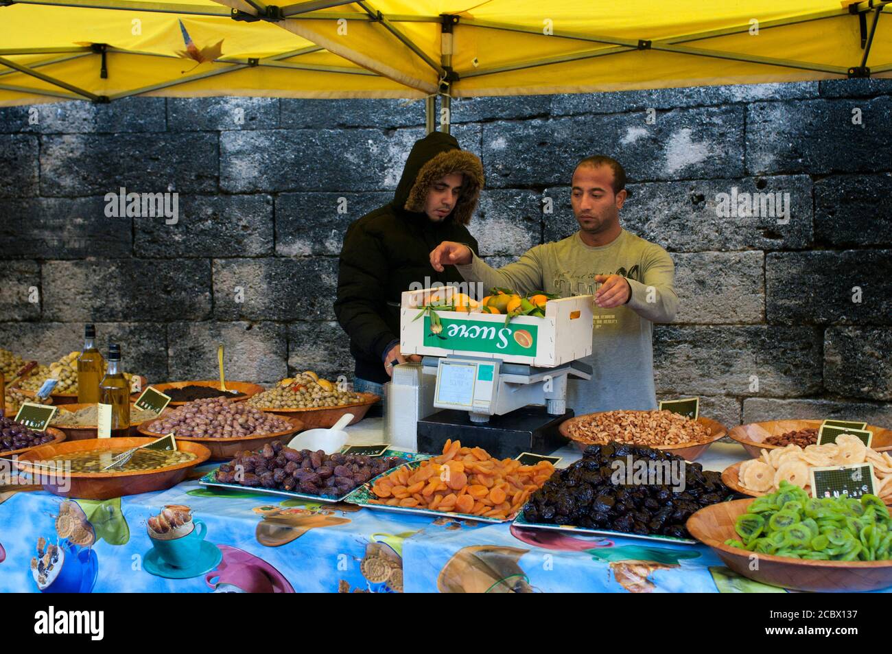 Les arceaux market hi-res stock photography and images - Alamy