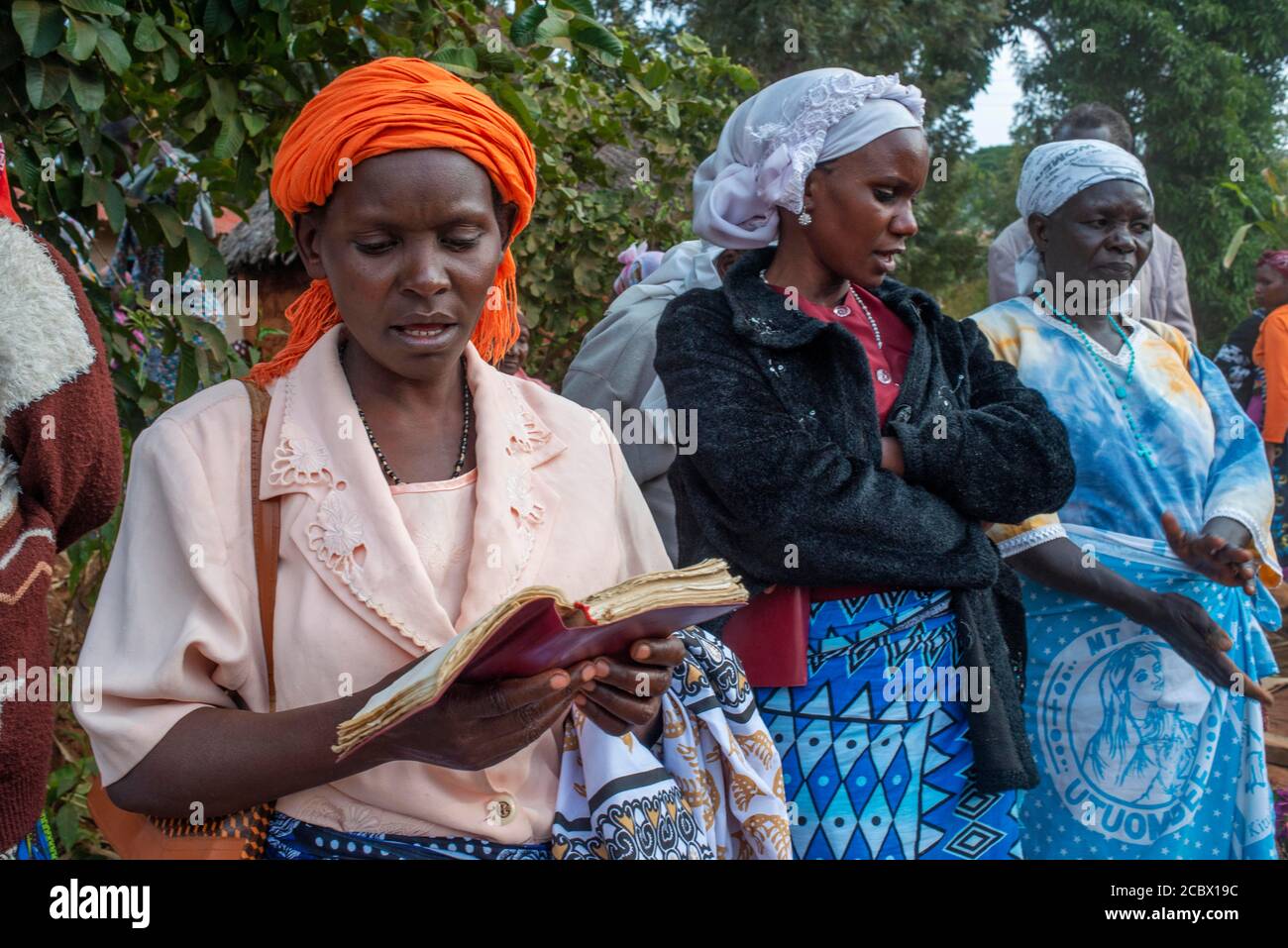 African country people farewell funeral hi-res stock photography and ...