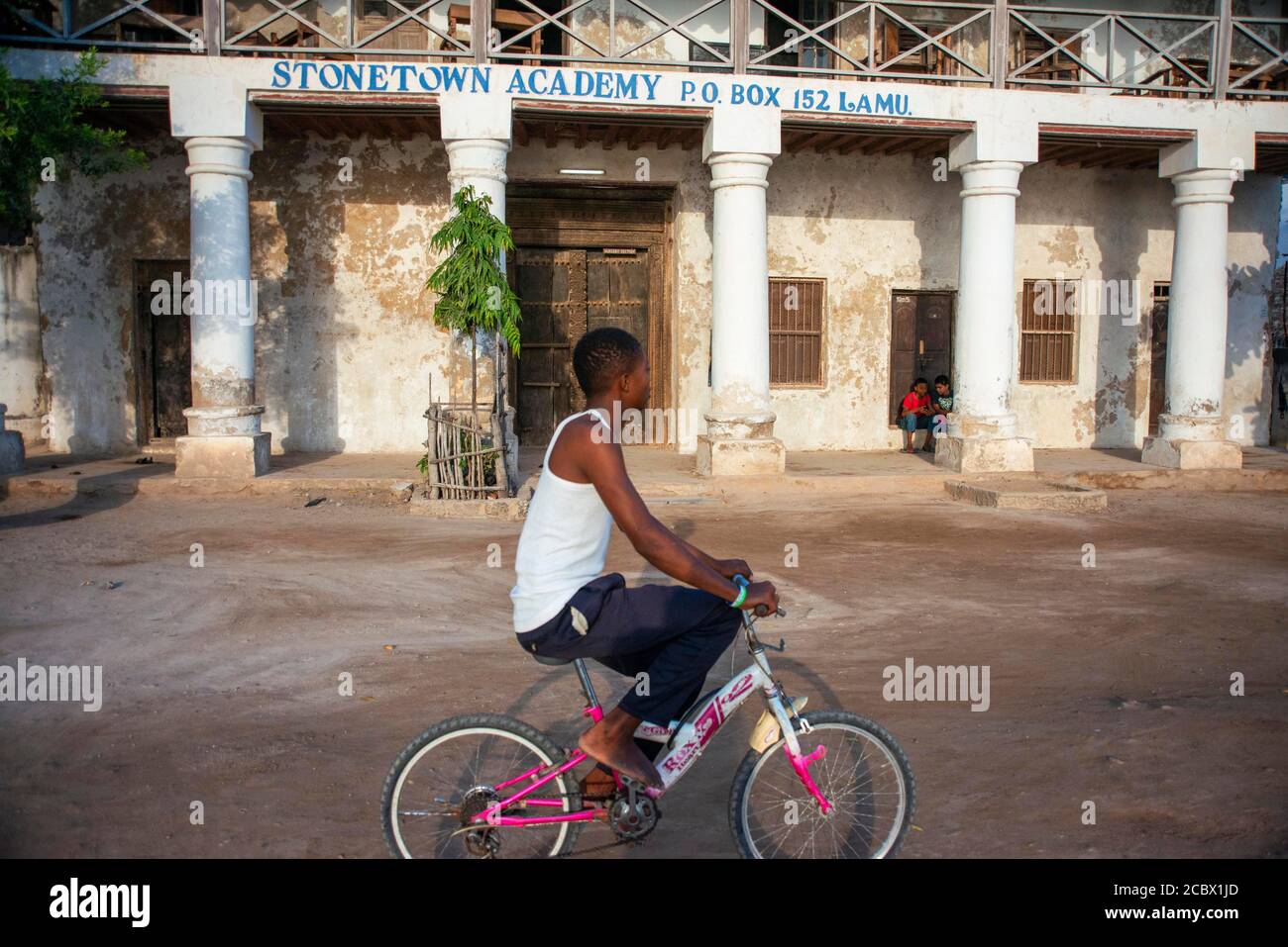 African riding a bicycle in africa hi-res stock photography and images ...