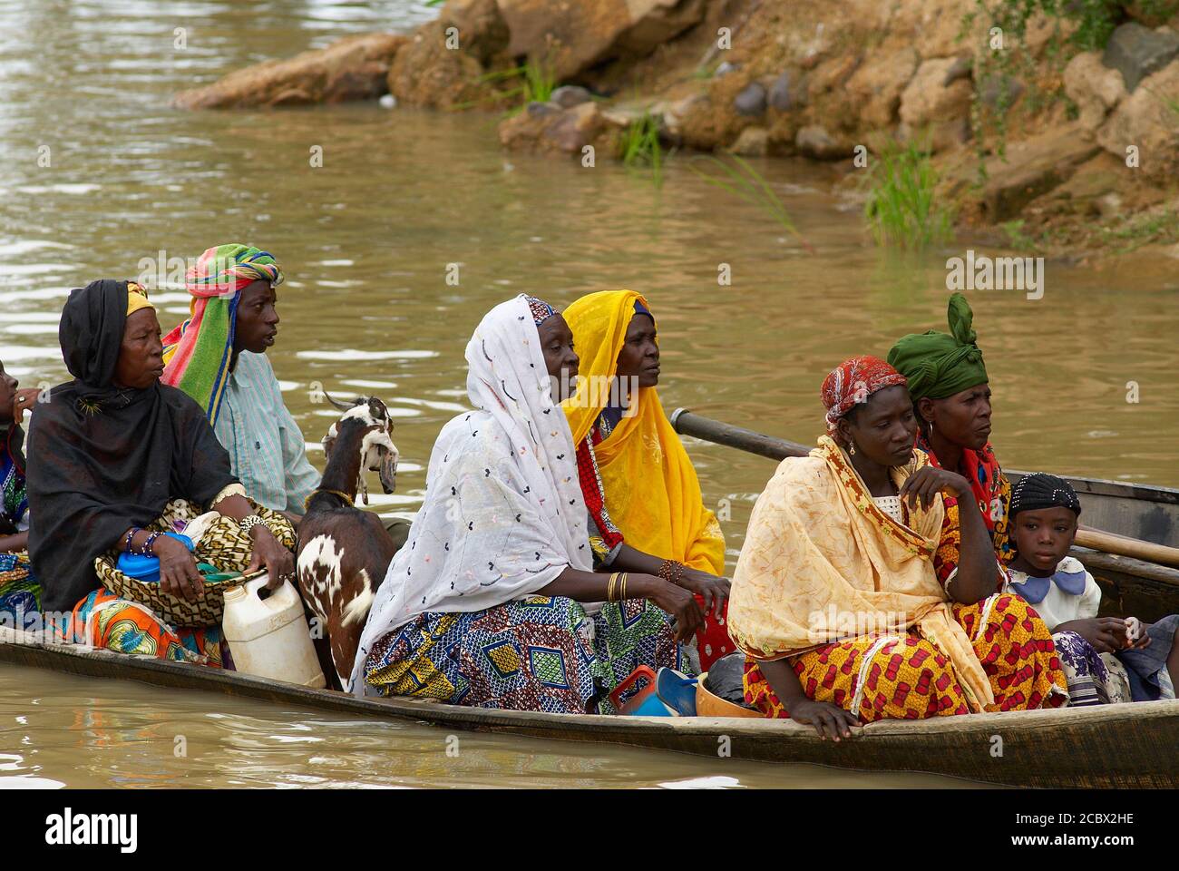 Niger. Sunday market at Ayorou on the Niger river bank Stock Photo - Alamy