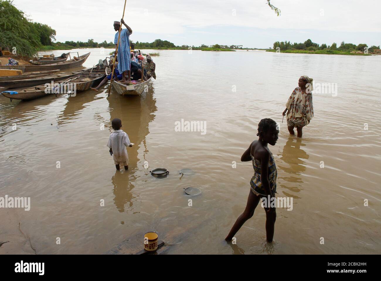 Niger. Sunday market at Ayorou on the Niger river bank Stock Photo - Alamy
