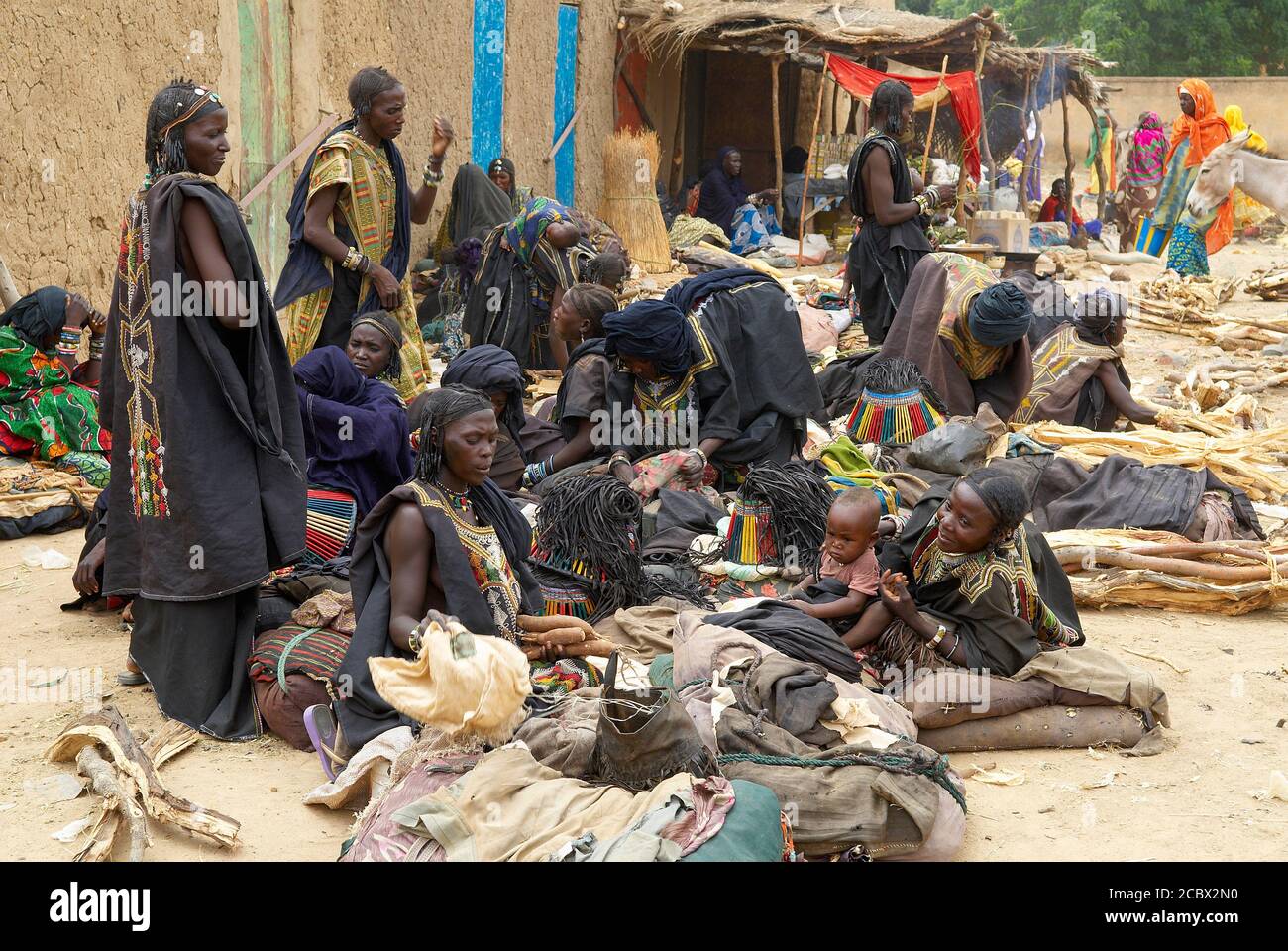 Niger. Sunday market at Ayorou on the Niger river bank. Bellas woman ...