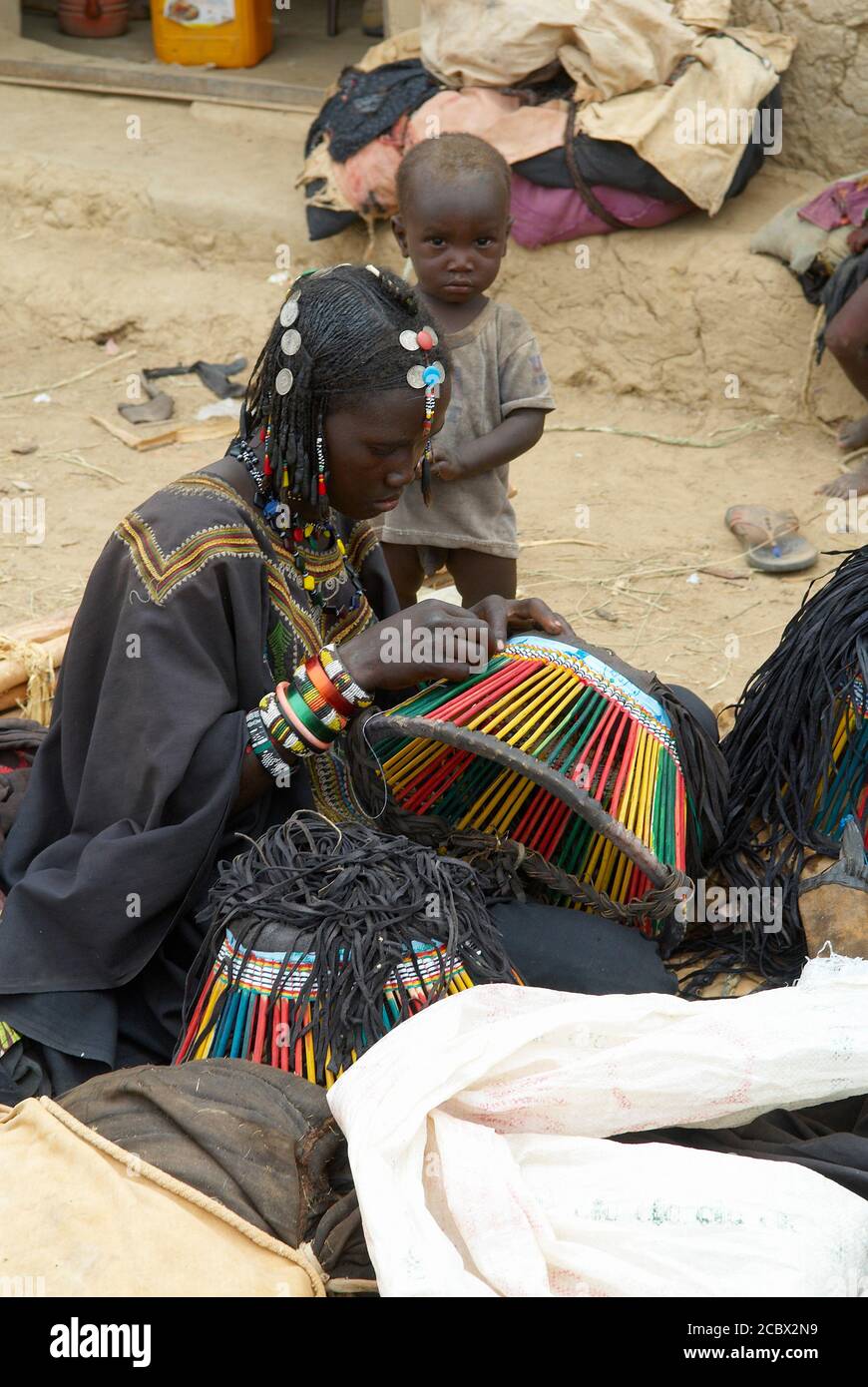 Niger. Sunday market at Ayorou on the Niger river bank. Bellas woman ...