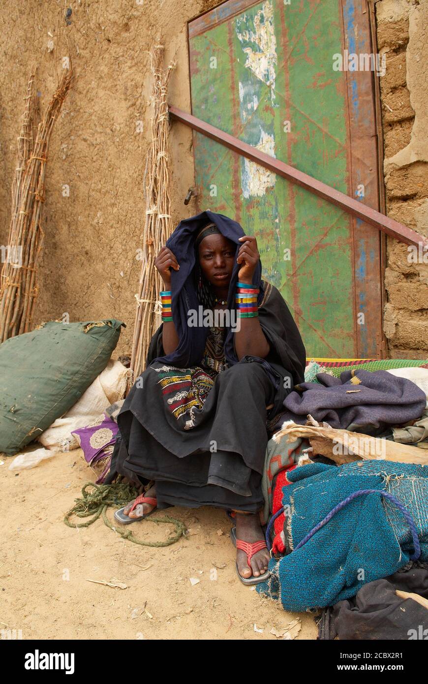 Niger. Sunday market at Ayorou on the Niger river bank. Bellas woman ...