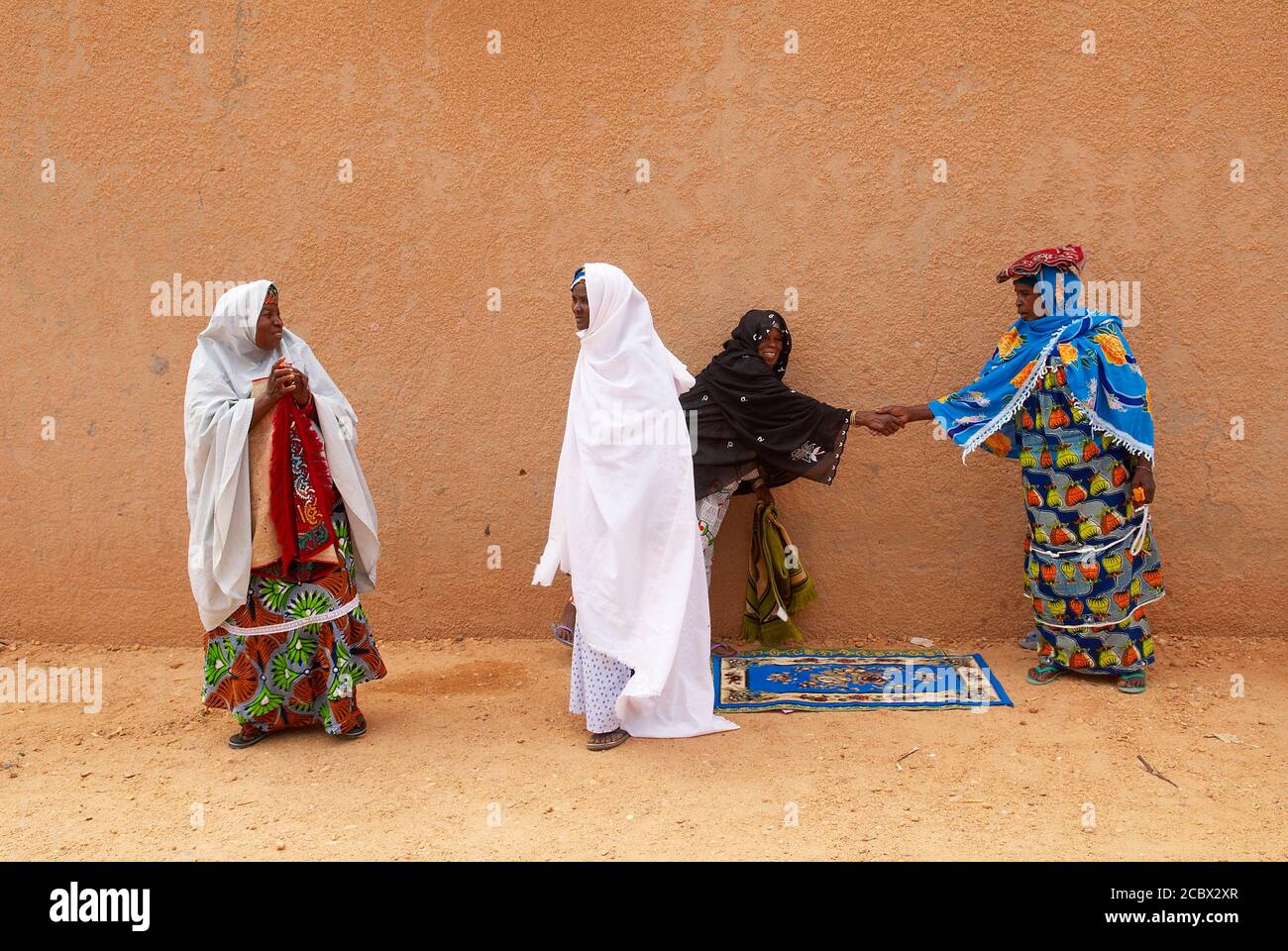 Niger women desert hi-res stock photography and images - Alamy