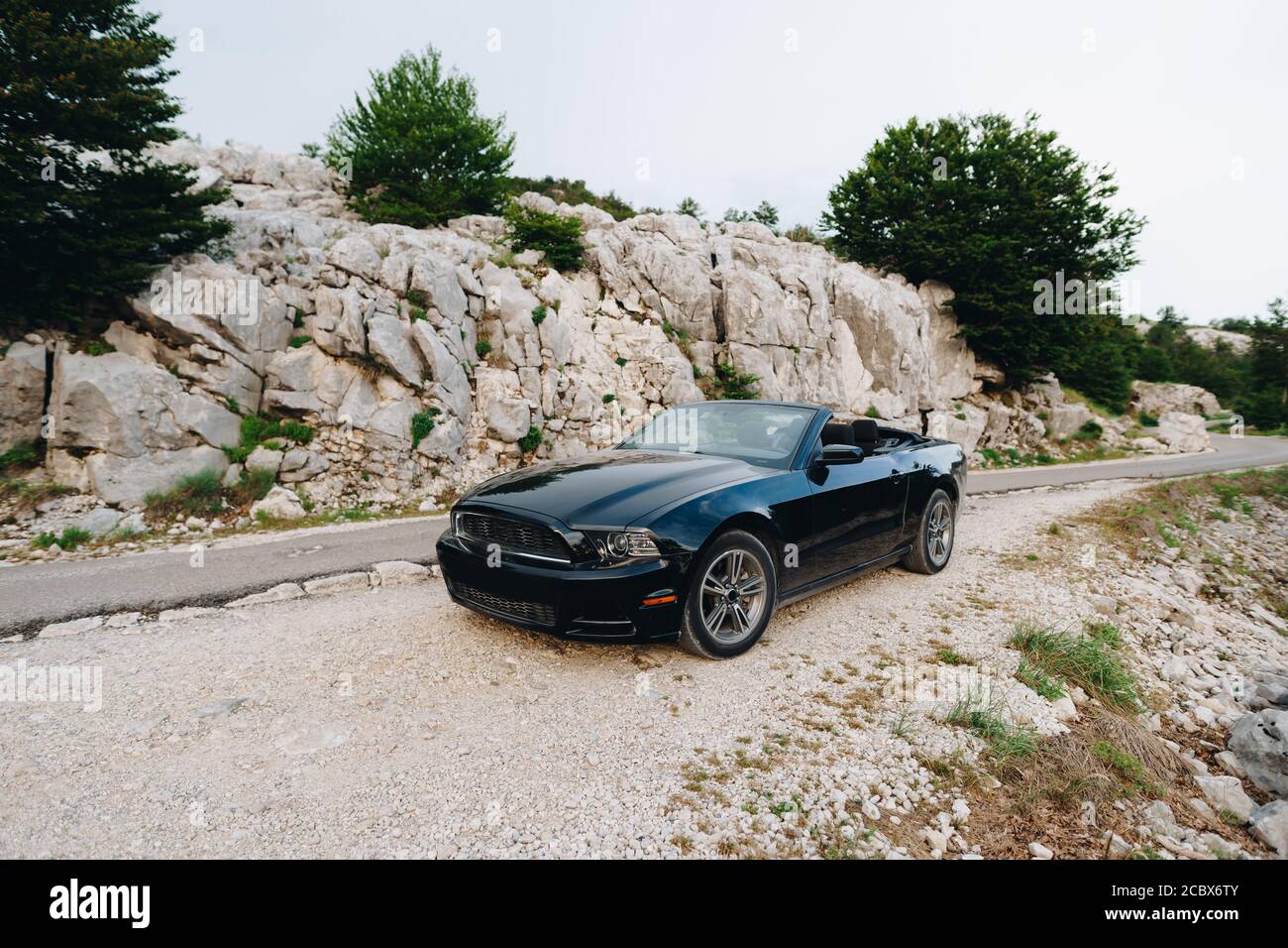 Black ford mustang convertible hi-res stock photography and images - Alamy