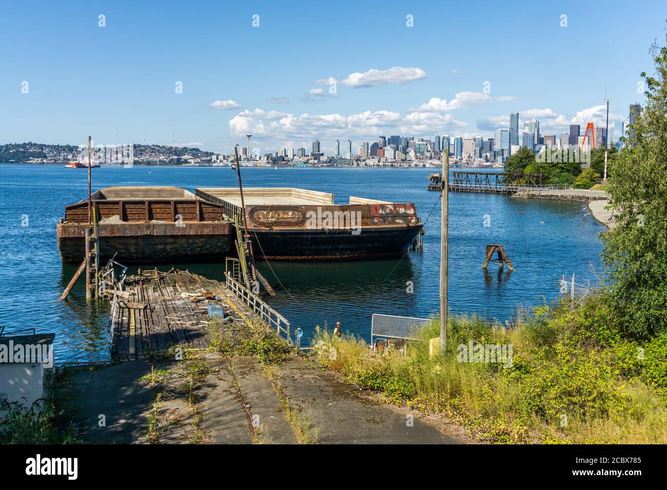 An view of a barge and the Seattle skyline Stock Photo - Alamy