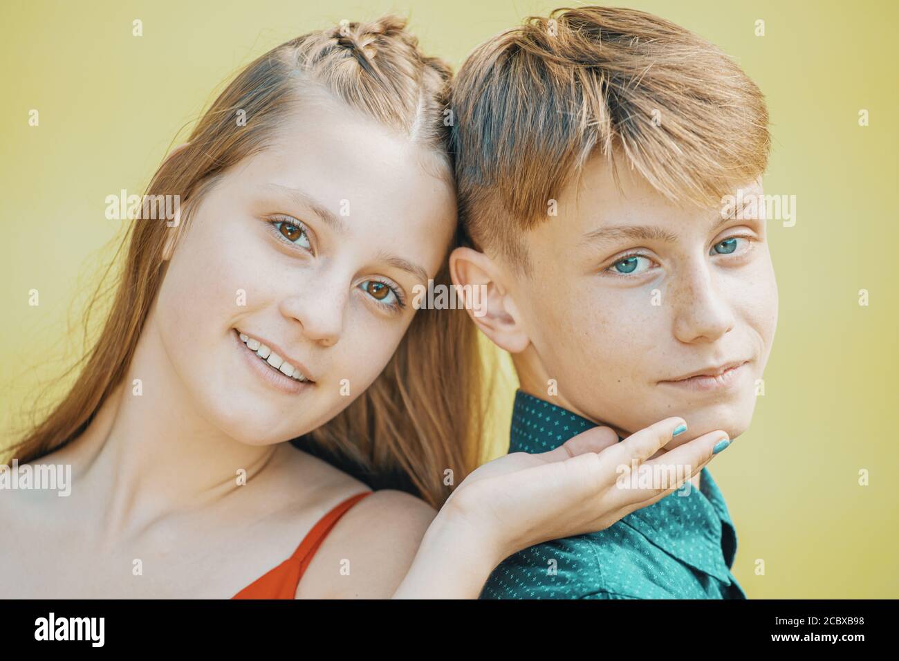 Couple hugging against wall hi-res stock photography and images - Alamy