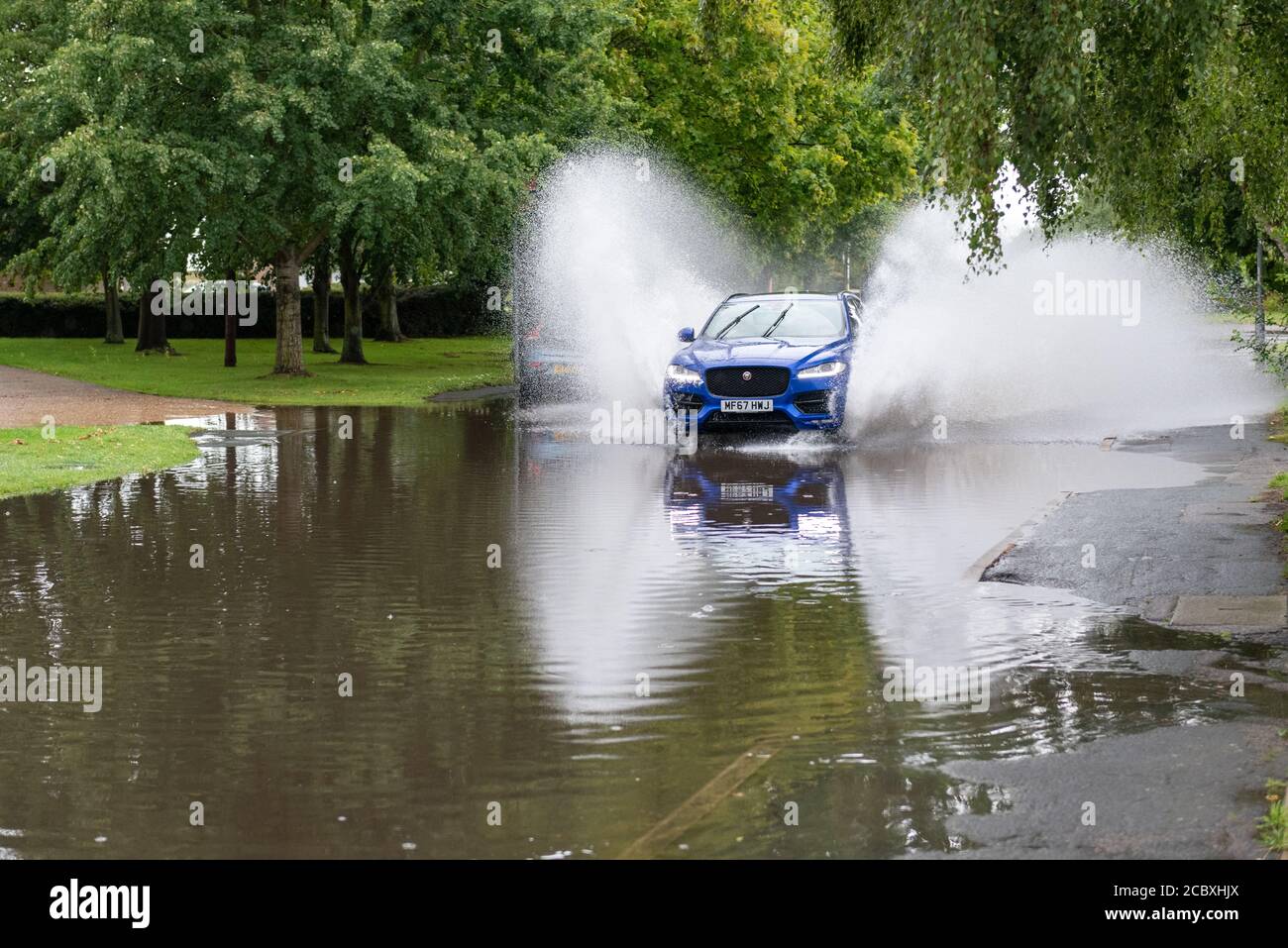 Car driving fast through flood water hi-res stock photography and ...