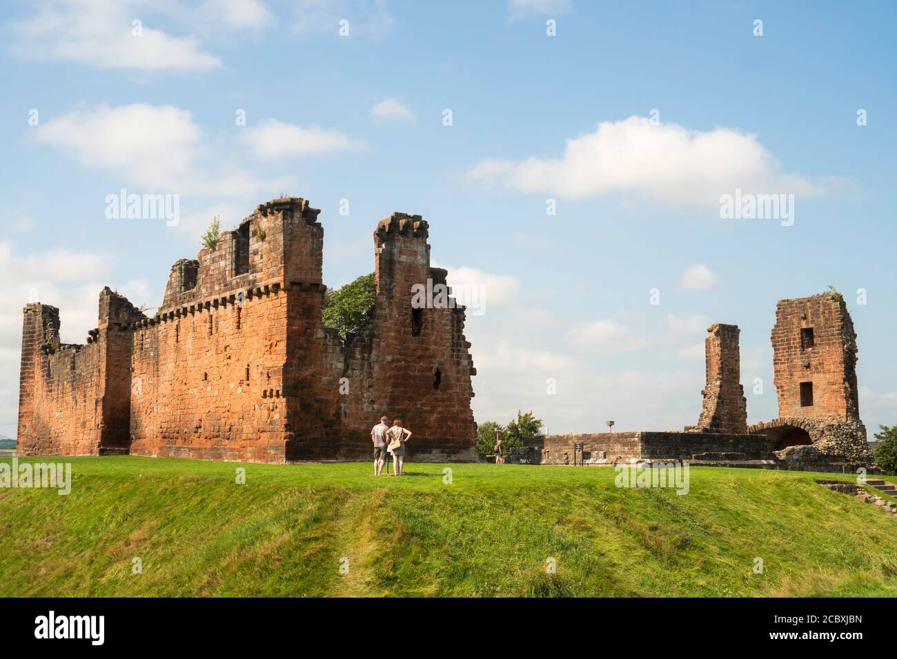 Couple castle ruins hi-res stock photography and images - Alamy