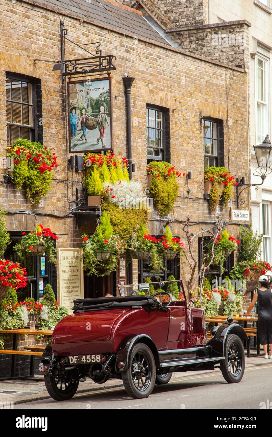Vintage Morris Cowley motor car outside a traditional English pub ...