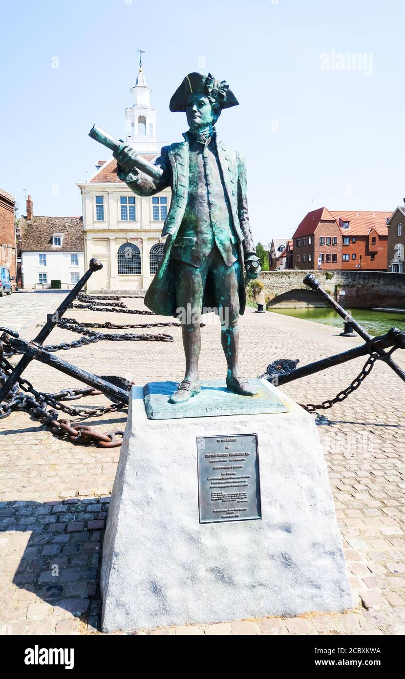 George vancouver statue in kings lynn hi-res stock photography and ...