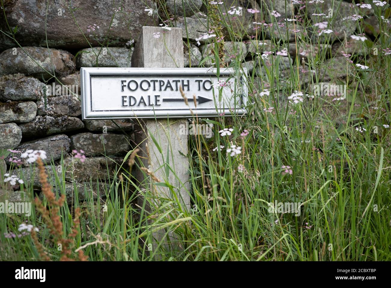 Footpath to Edale sign in the The Derbyshire Peak District, England ...
