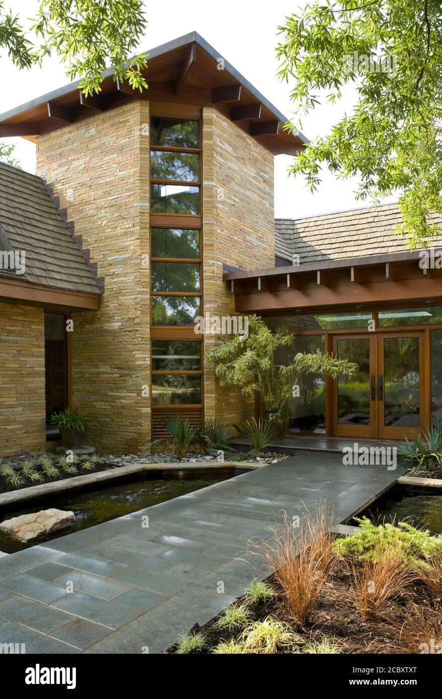 Stone walkway house hi-res stock photography and images - Alamy