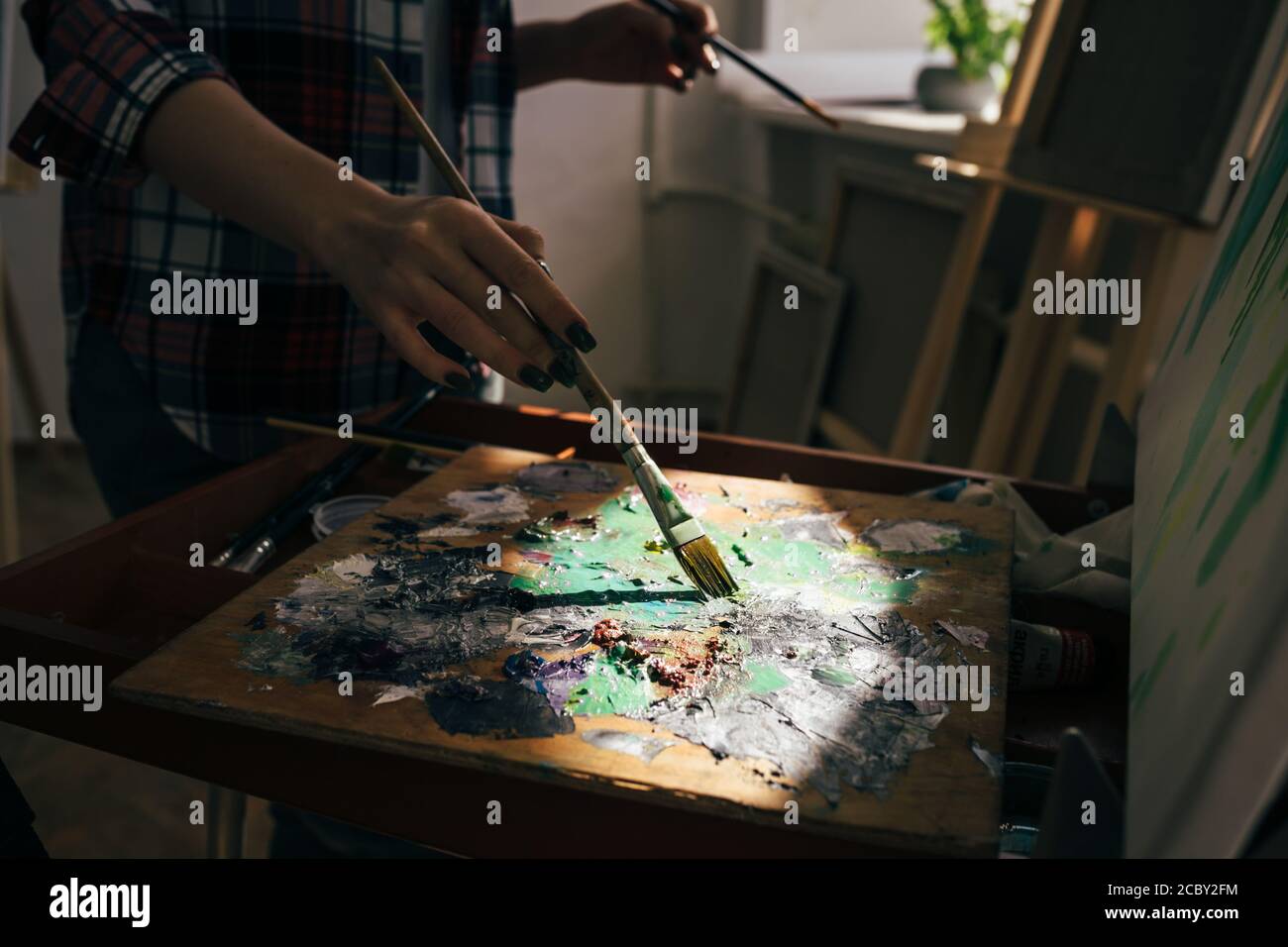 Womans hand paints white wall hi-res stock photography and images - Alamy