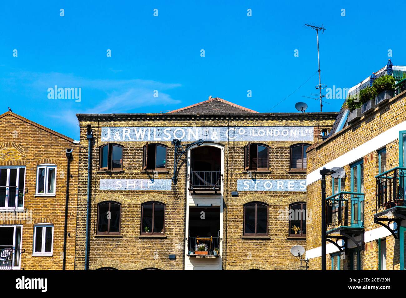 Old brick warehouse exterior hi-res stock photography and images - Alamy