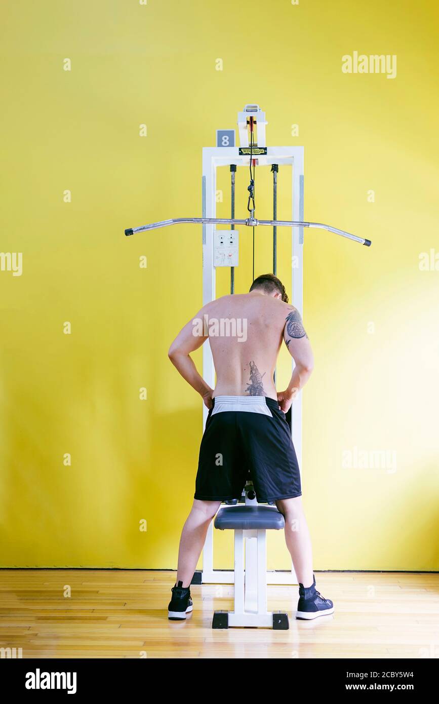 Lat pull down machine hi-res stock photography and images - Alamy