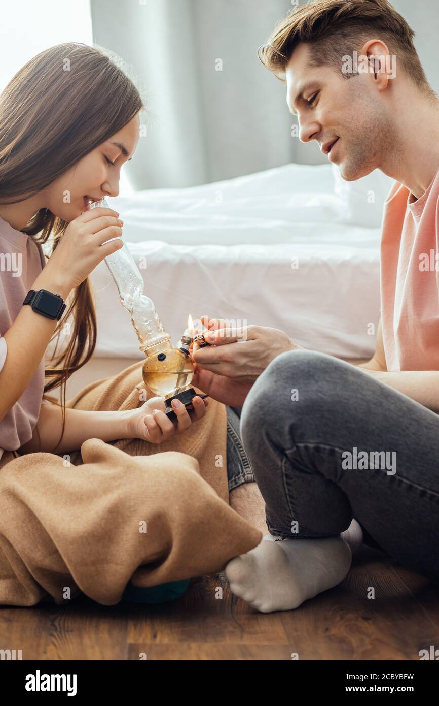 Young smokers hi-res stock photography and images - Alamy
