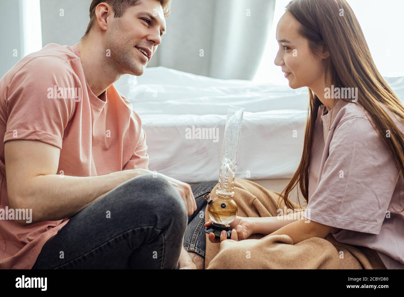 Couple taking drugs home together hi-res stock photography and images ...
